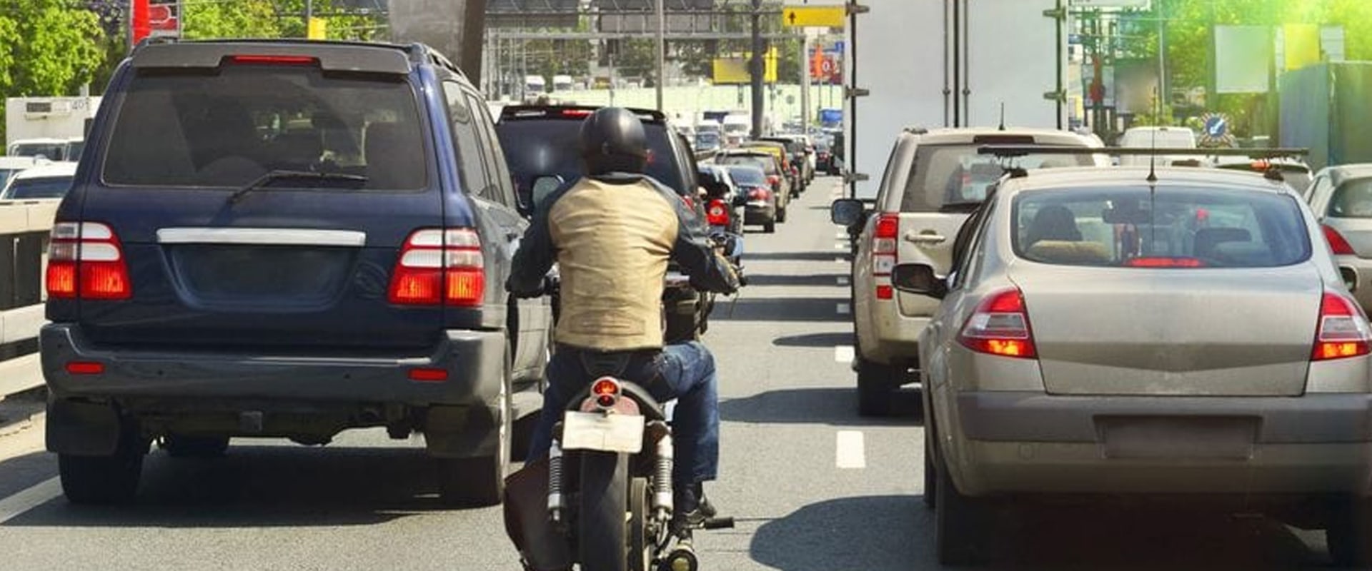 What to Do When a Vehicle Blocks Your Lane While Riding a Motorcycle